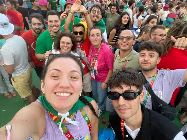 I ragazzi di Ragusa con Don Vincenzo Guastella. "I giovani siano i veri ...