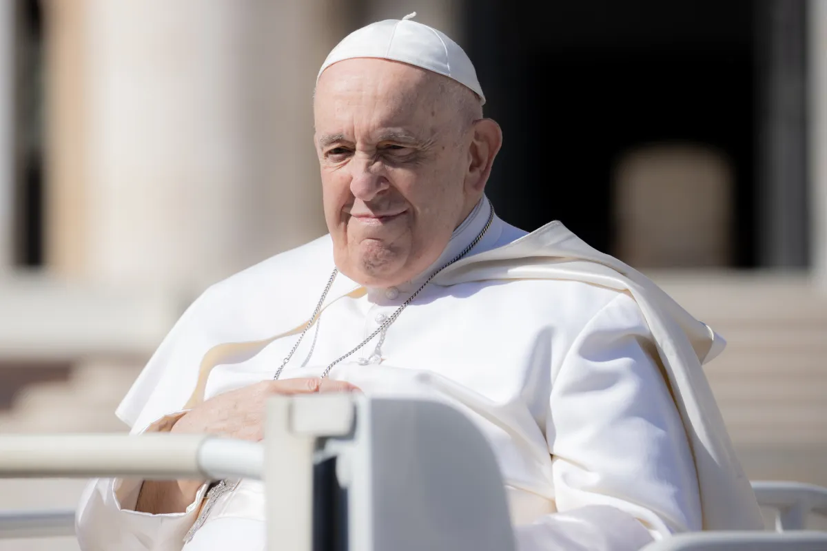 Il Papa: "Essere come Maria: forti nella testimonianza e dolci nell’amore"