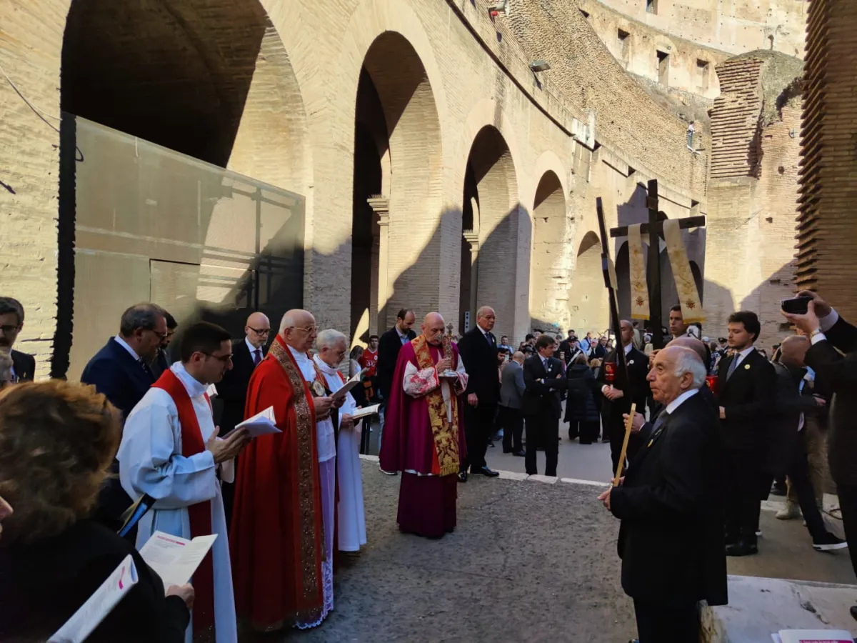 La Via Crucis al Colosseo del Circolo S.Pietro. "La Croce ci rende ...